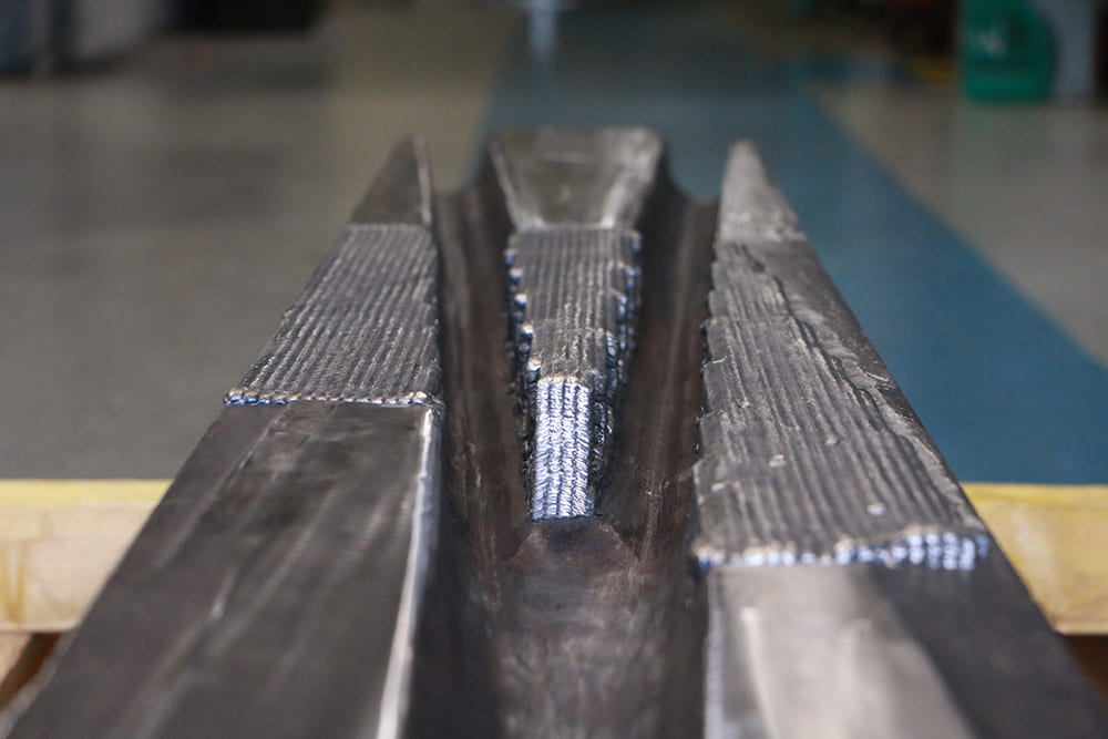 Rebuilding track crossings using additive manufacturing - Welding Alloys